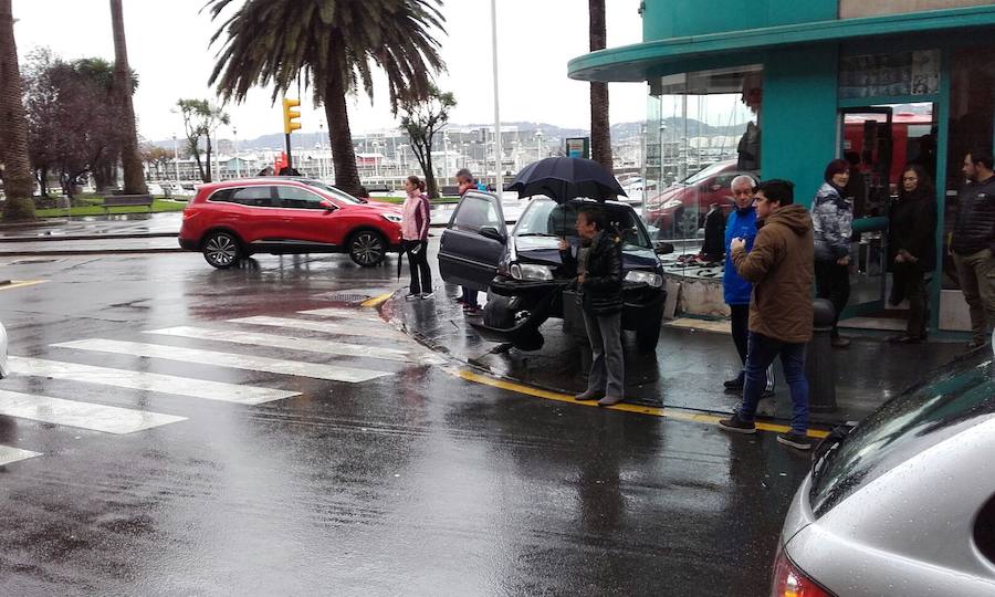 Un coche destroza un escaparate en Gijón - elcomercio.es