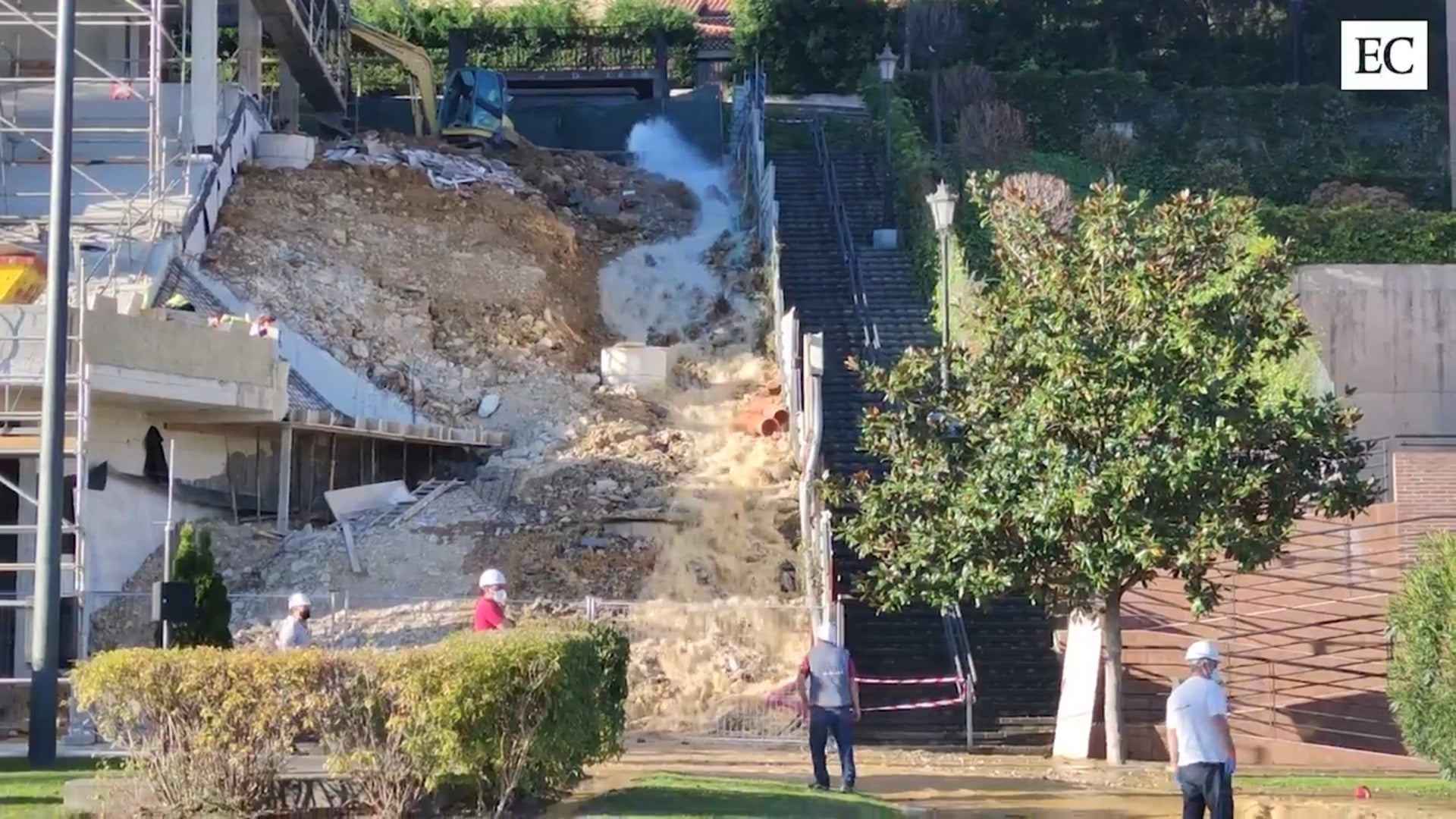 Espectacular fuga de agua en Montecerrao | El Comercio: Diario de Asturias