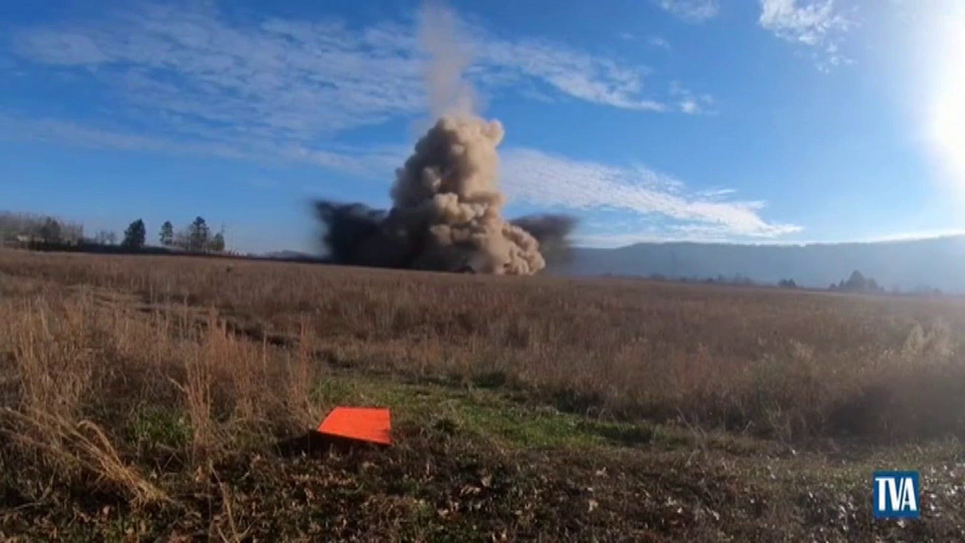 Espectacular secuencia de la voladura de una chimenea industrial en ...
