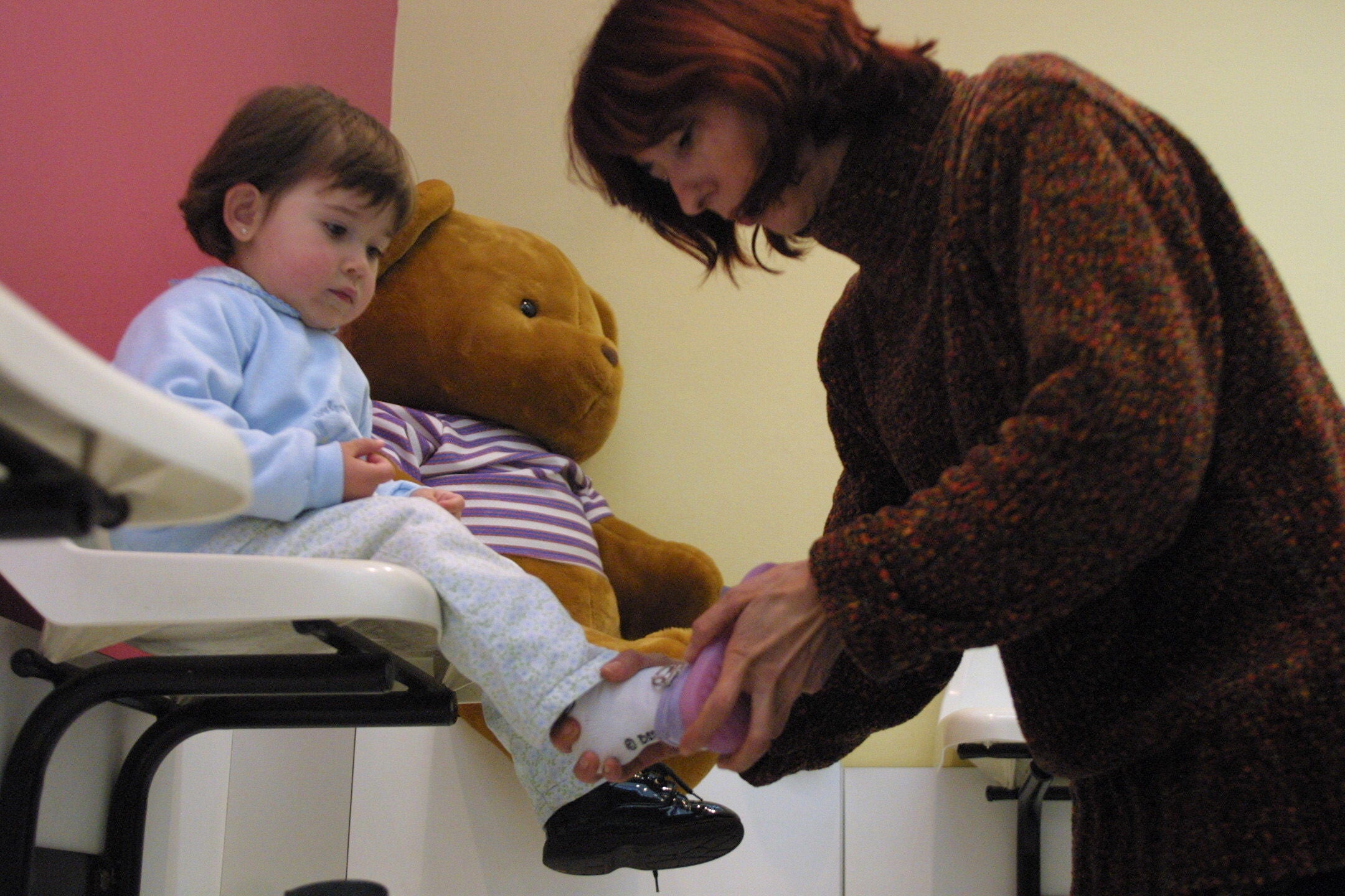 Niños que sufren problemas en la espalda por culpa de los pies | El ...