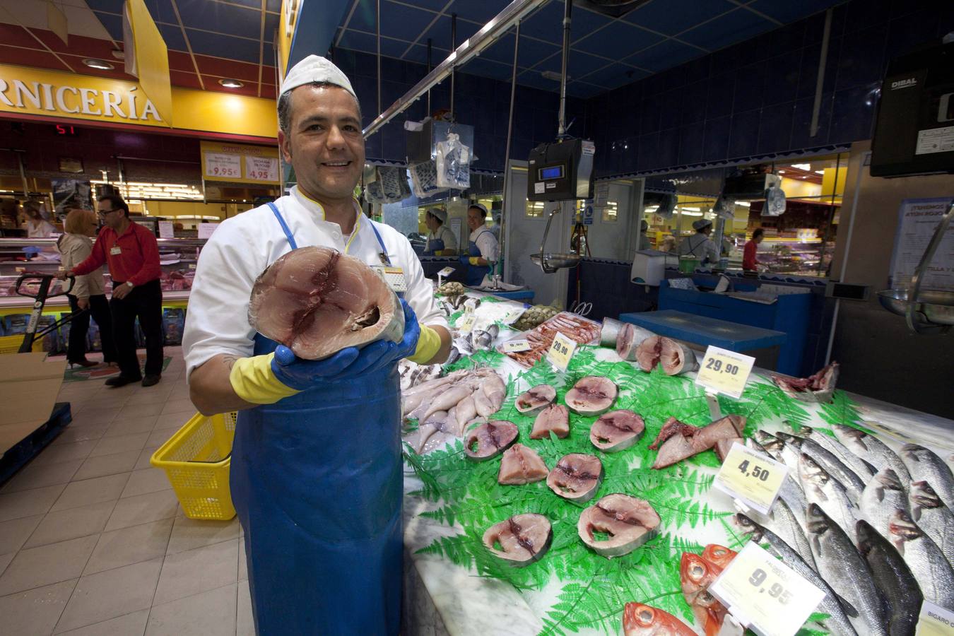 La curiosidad sobresale en la compra del primer bonito del Norte, a 29 ...