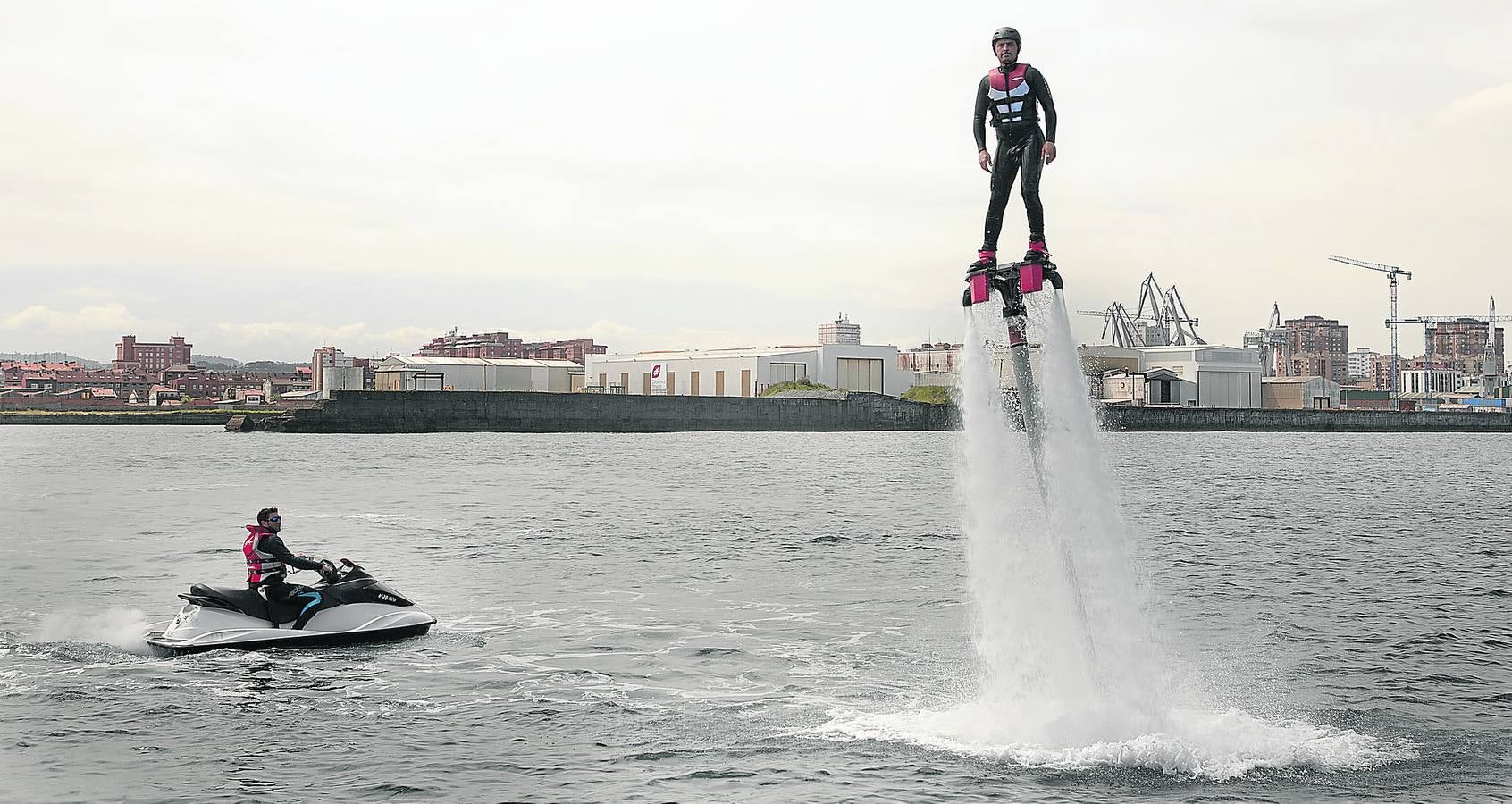 El flyboard llega a Asturias | El Comercio