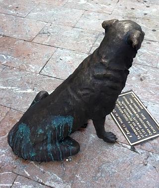 Primera agresión a la escultura del perro Rufo en Oviedo | El Comercio