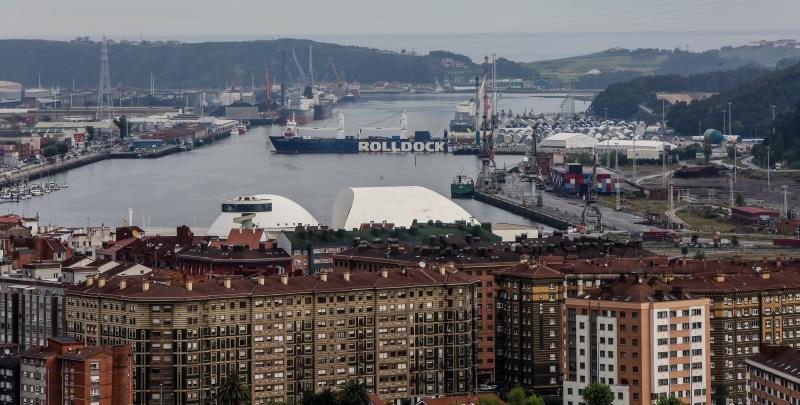 Espectacular maniobra de carga en la ría de Avilés | El Comercio